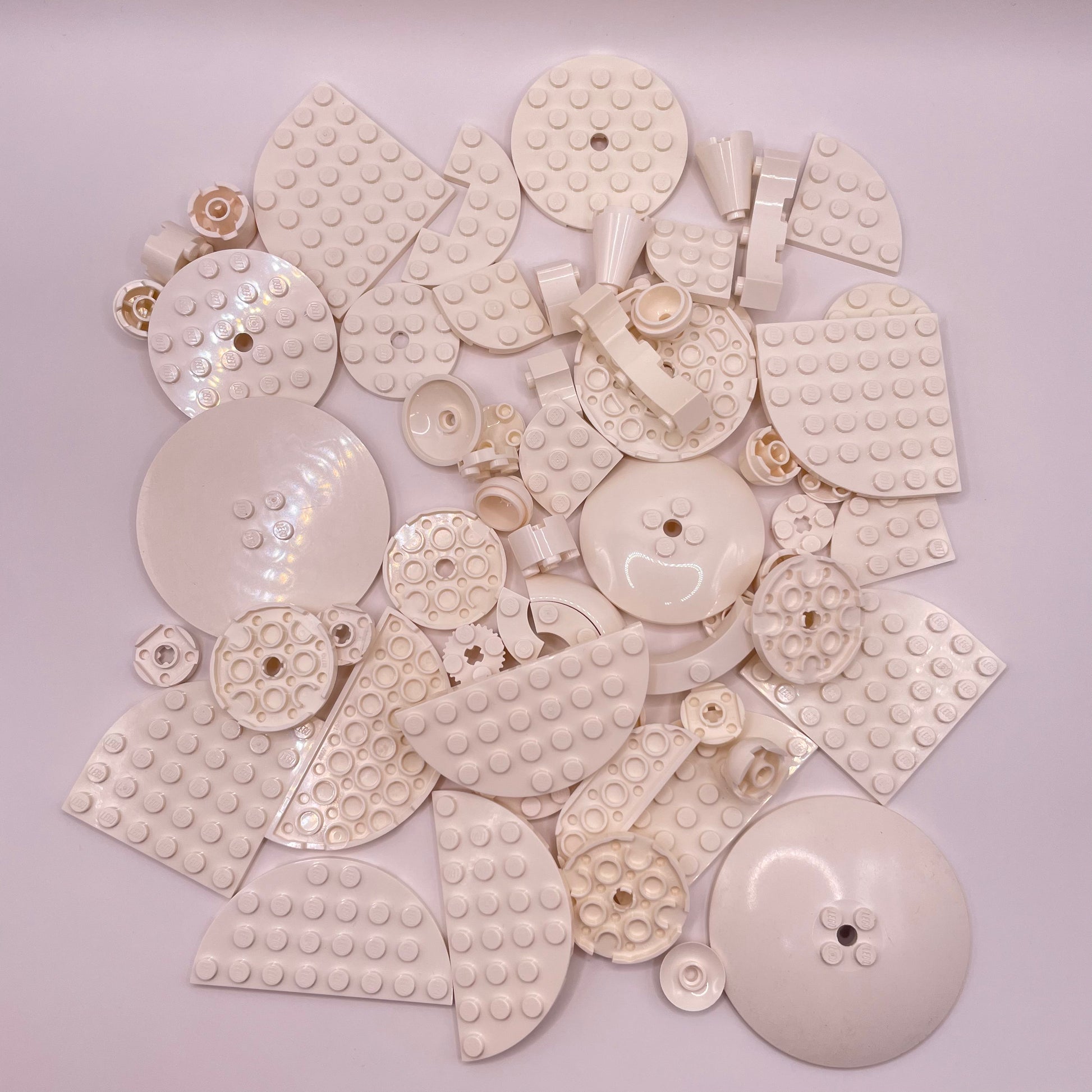 LEGO Round, With Large Plates, Mixed Pieces, White, Approx. 110g ...